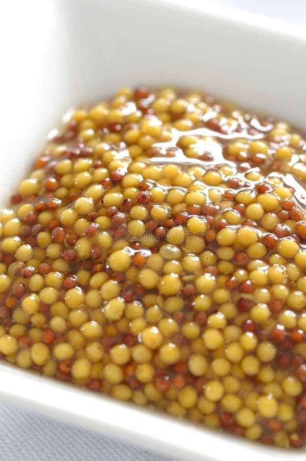 Franse Mosterd in Een Glazen Zeilboot Tegen Een Zwarte Achtergrond ...