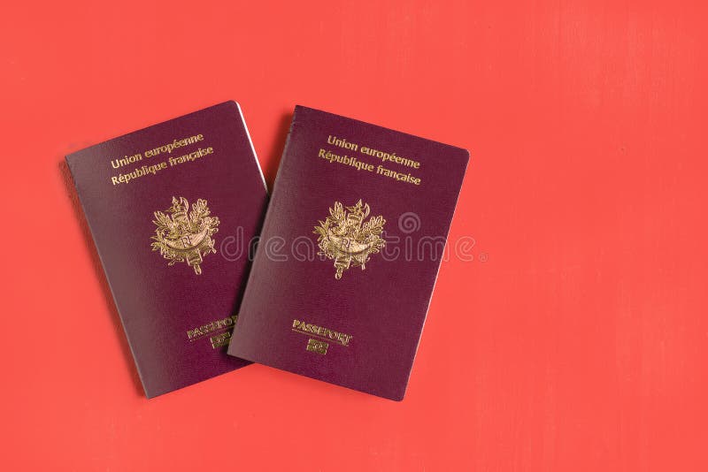 Franse Paspoorten Op Kaart En Vliegtuigachtergrond Stock Afbeelding ...