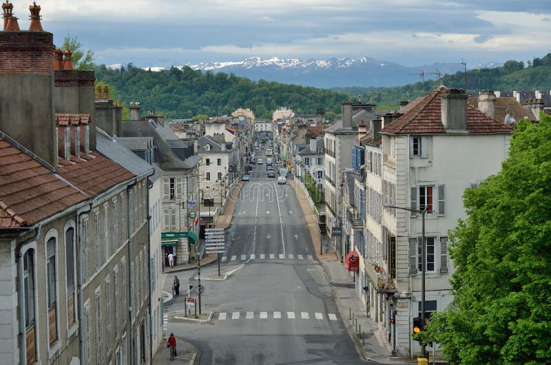 Franse Stad Pau Tegen De Verre Bergen Redactionele Foto - Image of ...