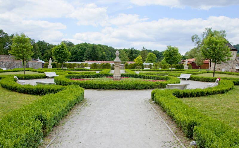 Franse Tuin stock afbeelding. Image of zwembad, banken - 41972779