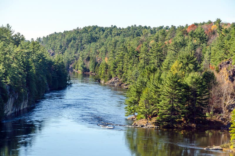 Fransk flod fotografering för bildbyråer. Bild av överkant - 58092617