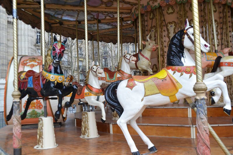 Fransk gammal karusell redaktionell bild. Bild av festival - 48904916