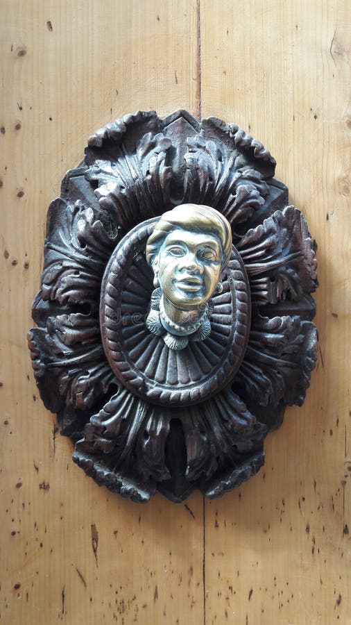 Frappement de la porte photo stock. Image du fleur, florence - 99984208