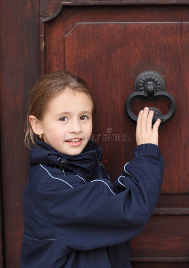 Frappement sur la porte photo stock. Image du coups, sourire - 34369200