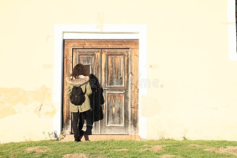 Frappement sur la porte photo stock. Image du coups, sourire - 34369200