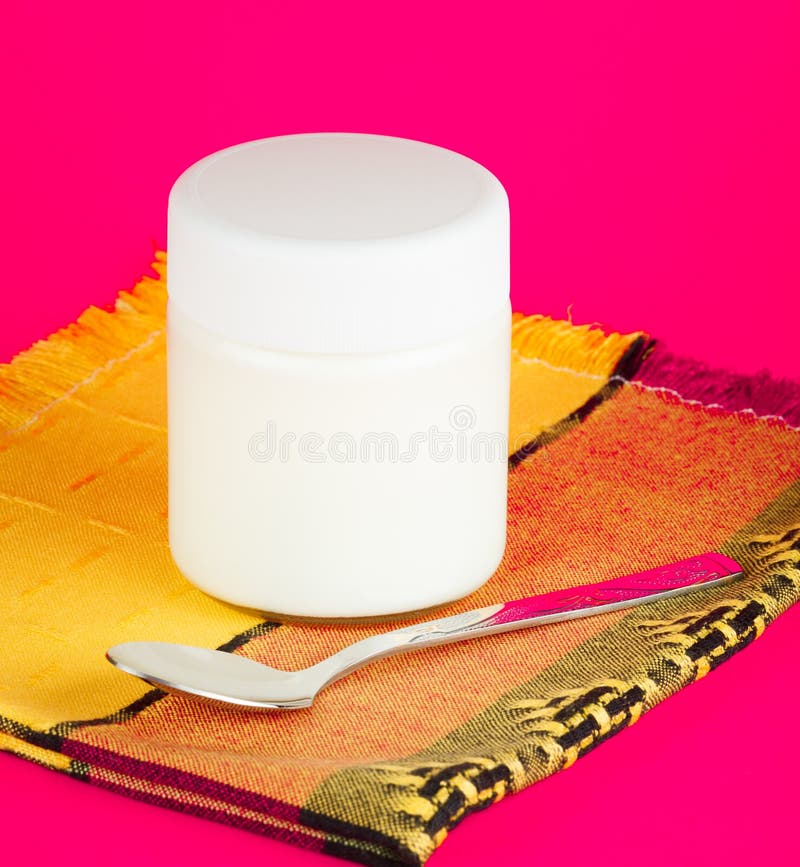 Frasco Com O Iogurte No Fundo Cor-de-rosa Foto de Stock - Imagem de ...