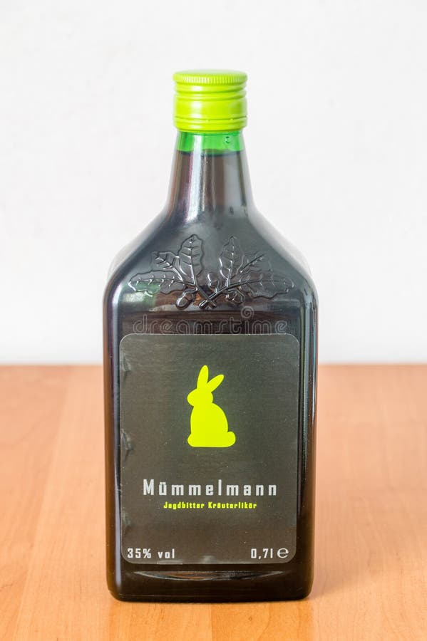 Frasco de licor mummelmann foto editorial. Imagen de bebida - 230193986