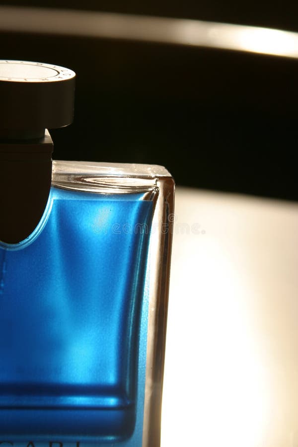 Frasco de perfume azul foto de stock. Imagem de perfume - 12923058
