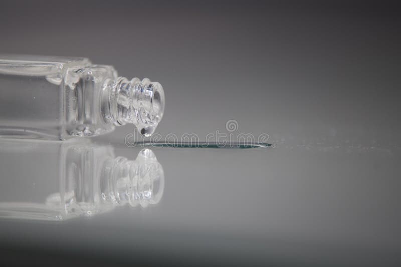 Frasco De Vidrio Con Perfume Derramado Foto de archivo - Imagen de ...