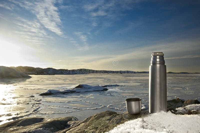 Frasco Del Thermos, Mar Congelado. Imagen de archivo - Imagen de ...