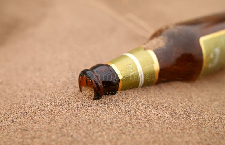 Frasco no deserto imagem de stock. Imagem de branco, gosto - 21997319