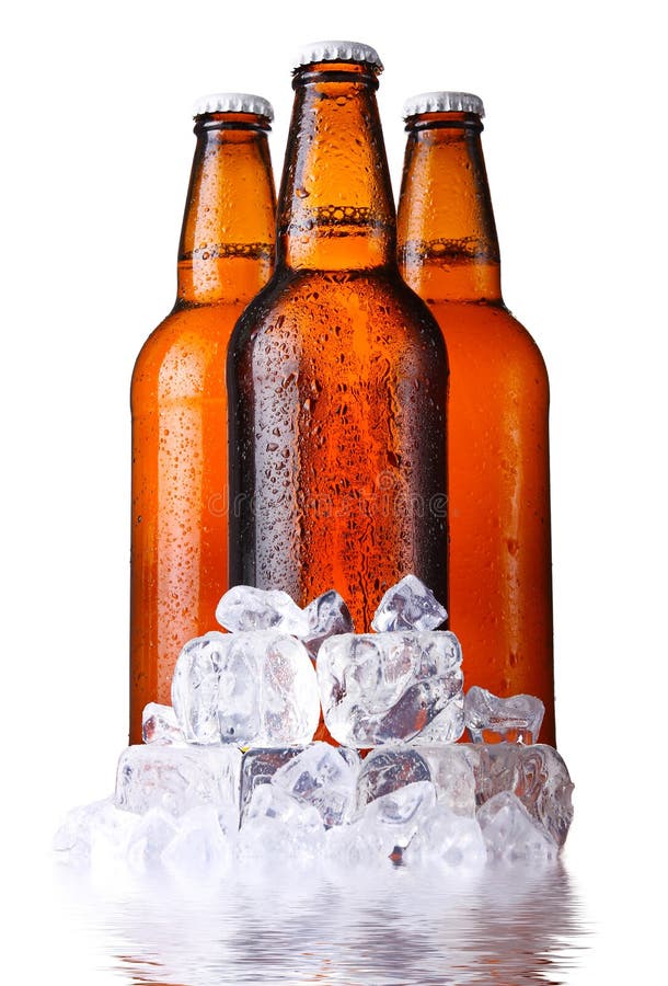 Frascos de cerveja no gelo imagem de stock. Imagem de congelado - 22822747