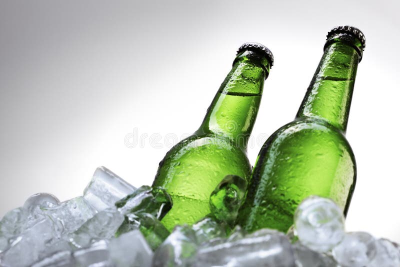 Frascos de cerveja no gelo foto de stock. Imagem de verde - 19383752