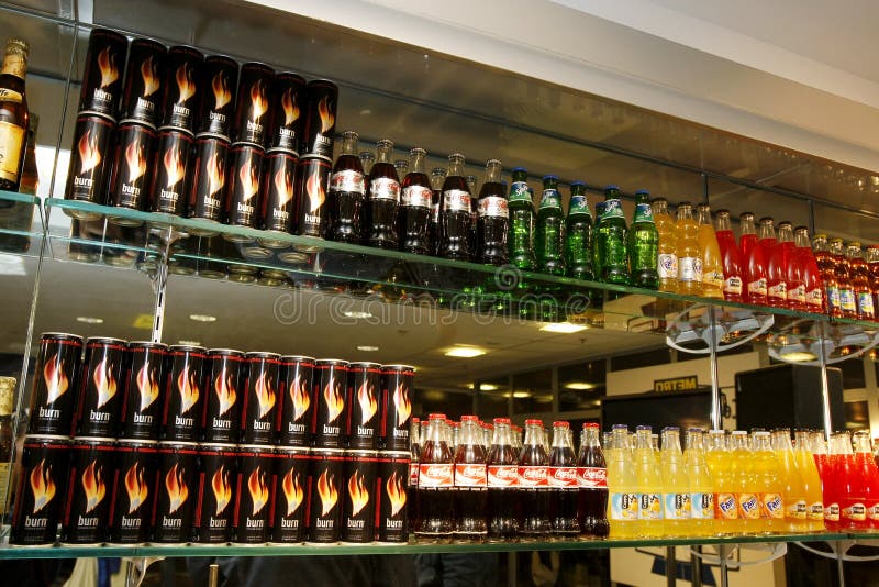 Frascos Dos Produtos Da Soda Da Coca-cola Na Barra Fotografia Editorial ...