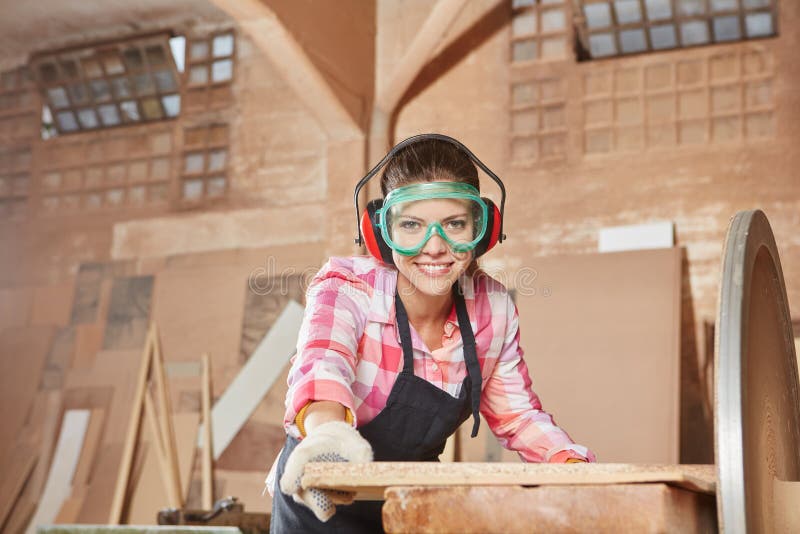 Frau Als Handwerker in Der Holzbearbeitungslehre Stockfoto - Bild von ...
