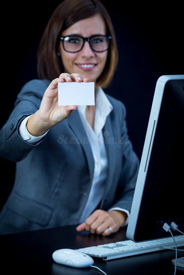 Frau Arbeitet am Computer Und am Zeigen Einer Karte Stockfoto - Bild ...