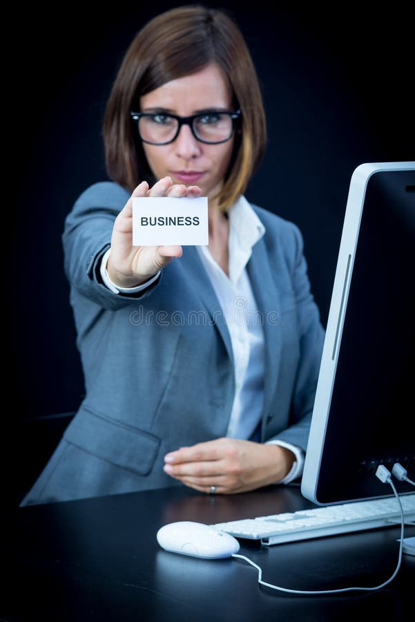 Frau Arbeitet am Computer Und am Zeigen Einer Karte Mit Text Stockbild ...