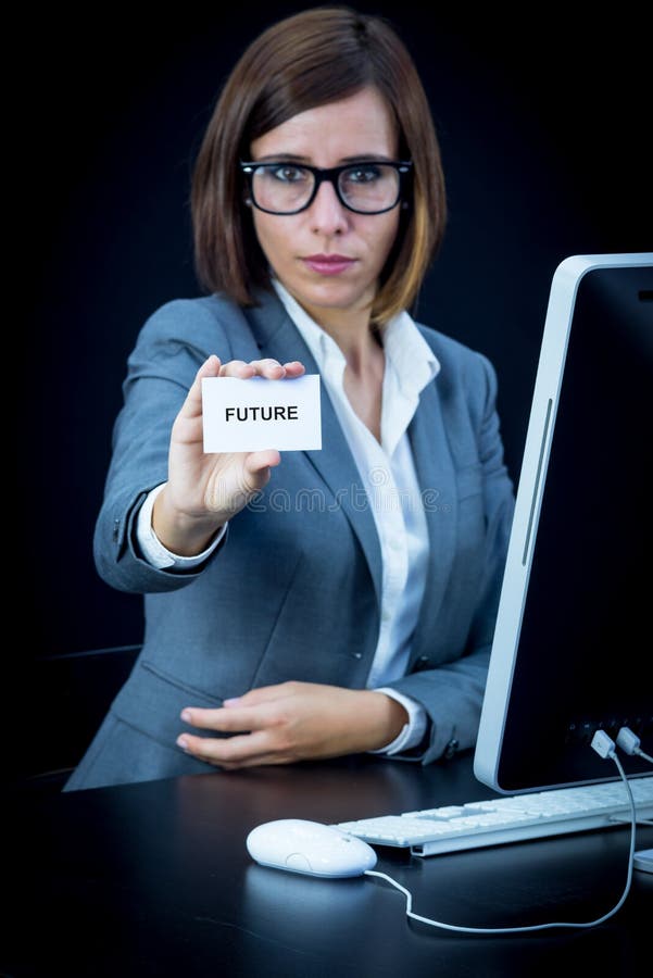 Frau Arbeitet am Computer Und am Zeigen Einer Karte Mit Text Stockbild ...