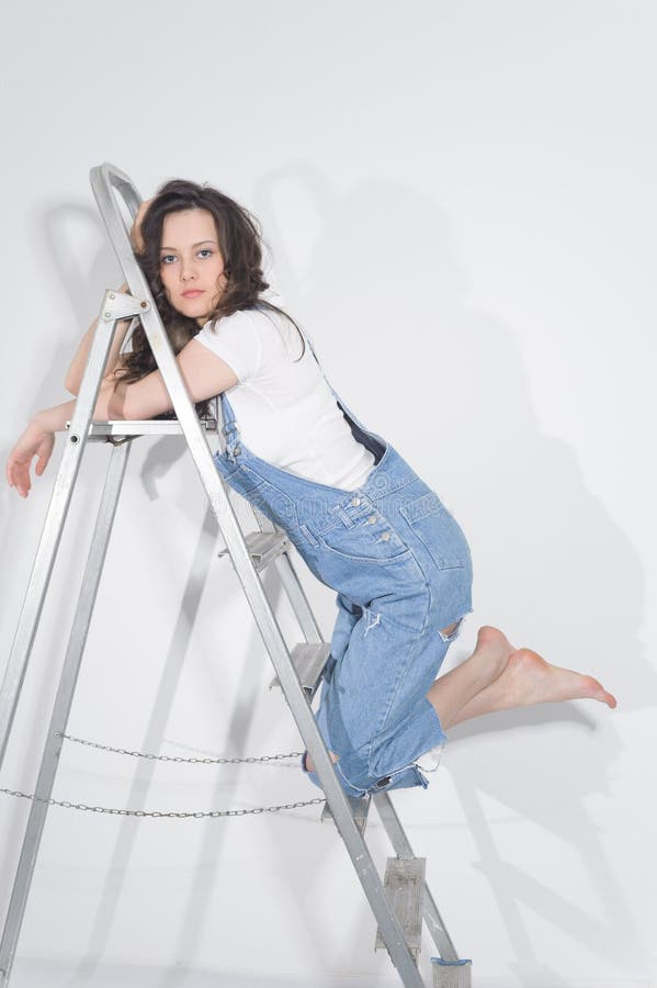 Frau auf der Leiter stockbild. Bild von anziehen, wunsch - 25943441