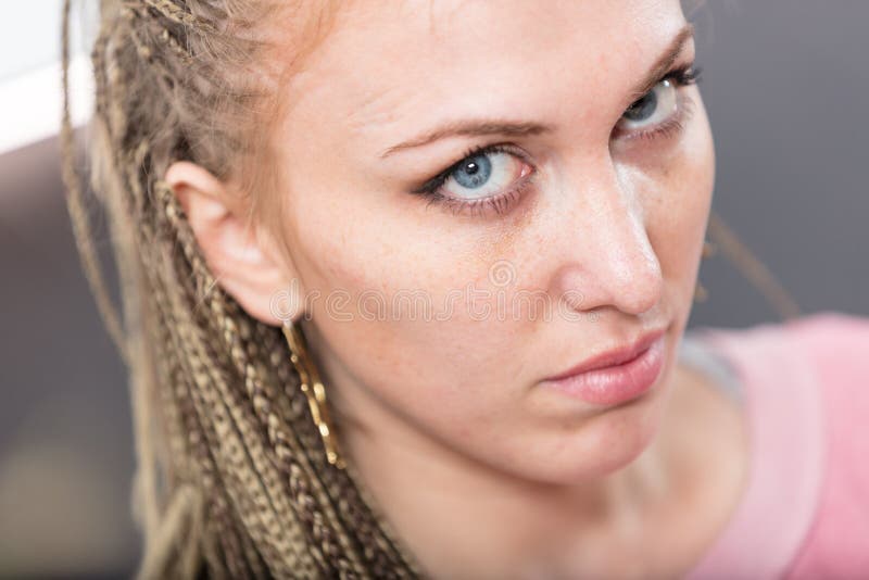 Frau Auf Intensivem Blick Der Dreadlocks Stockfoto - Bild von porträt ... Frau Auf Intensivem Blick Der Dreadlocks Stockfoto - Bild von porträt ...