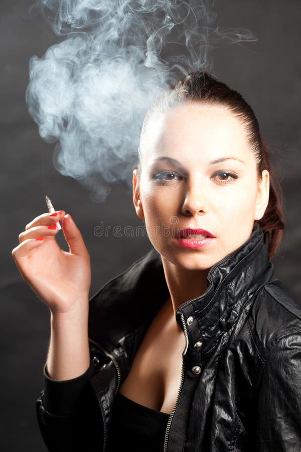 Frau beim Jacken-Rauchen stockbild. Bild von kaukasisch - 30550719