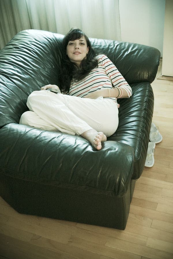 Frau Entspannt Sich Auf Dem Sofa Stockbild - Bild von glücklich, lügen ...