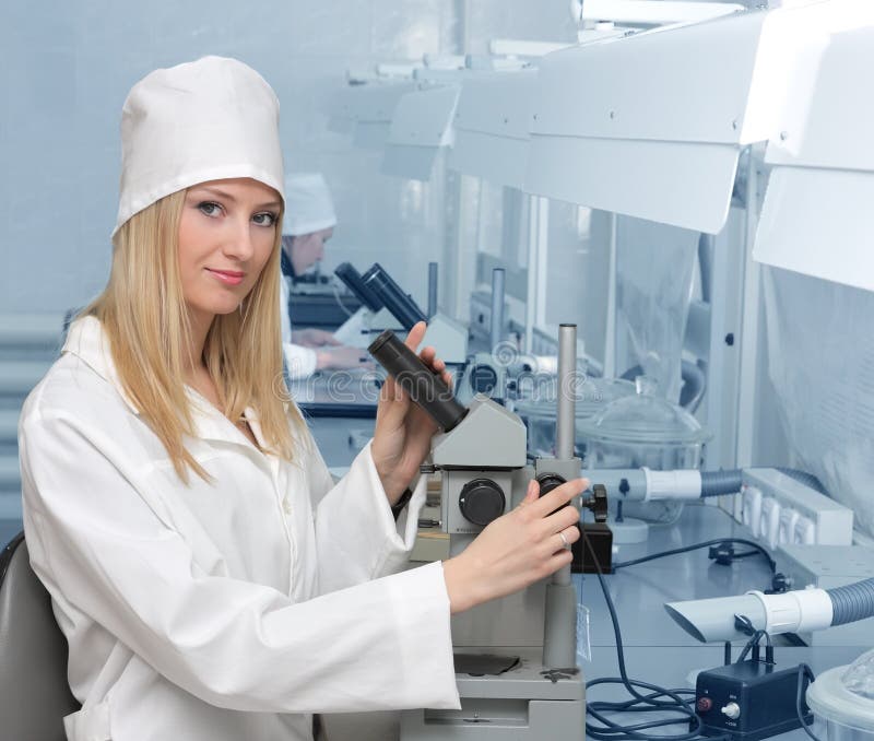 Frau der Doktor im Labor stockbild. Bild von schön, medizinisch - 8739167