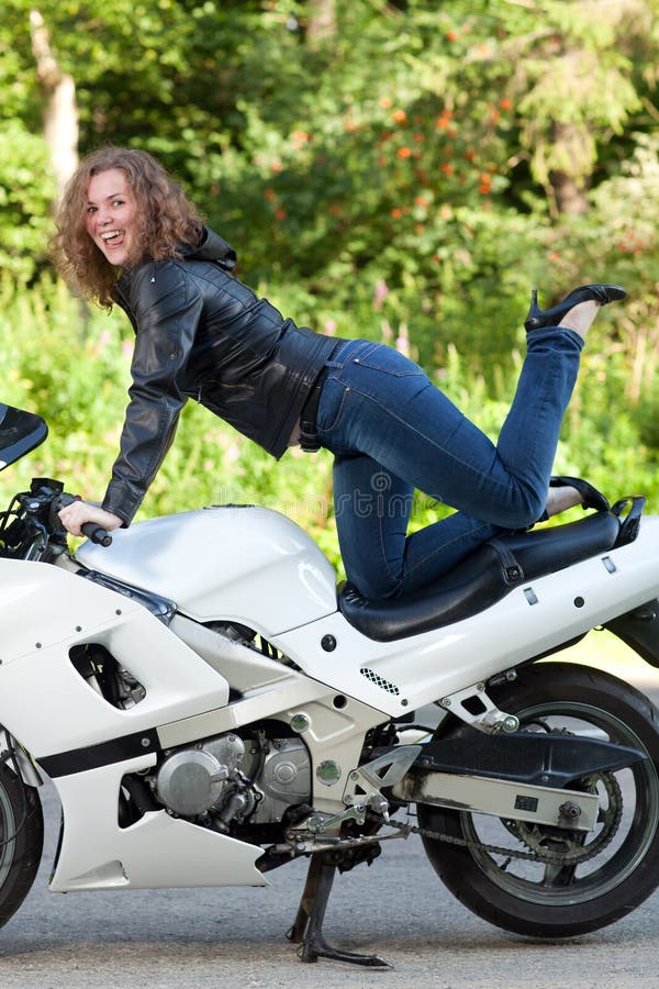 Frau, Die Auf Einem Motorrad Sitzt Stockfoto - Bild von schön, frau ...
