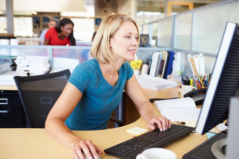 Frau, Die am Computer Im Modernen Büro Arbeitet Stockbild - Bild von ...