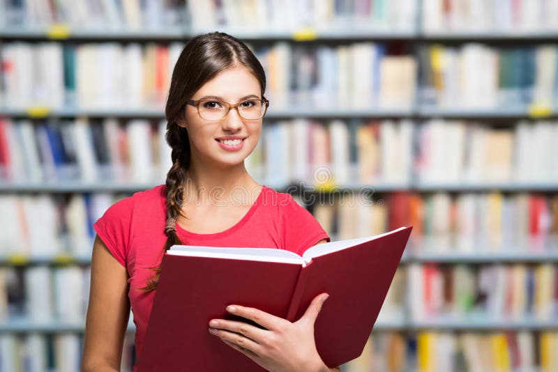 Frau, Die Ein Buch in Einer Bibliothek Liest Stockbild - Bild von ... Frau, Die Ein Buch in Einer Bibliothek Liest Stockbild - Bild von ...