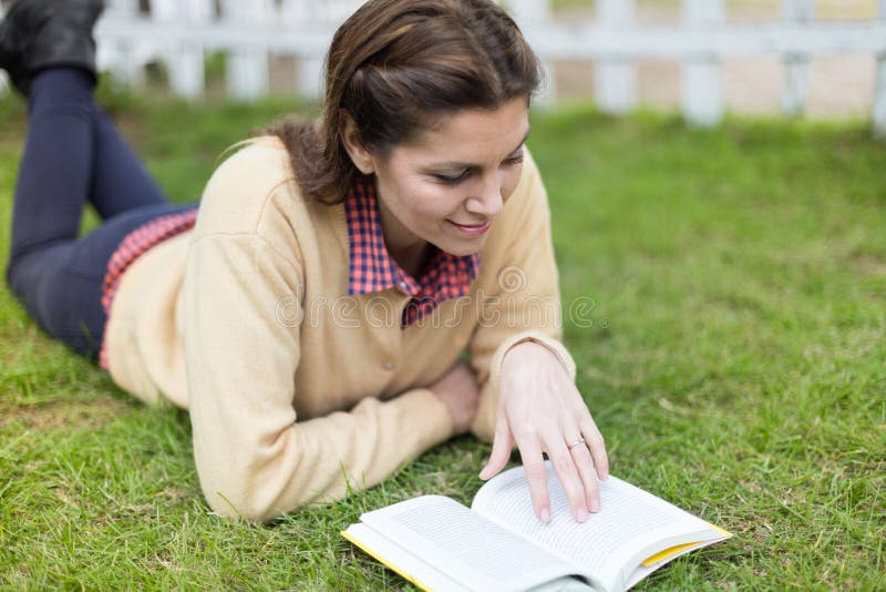 Frau, die ein Buch liest stockbild. Bild von messwert - 75955137