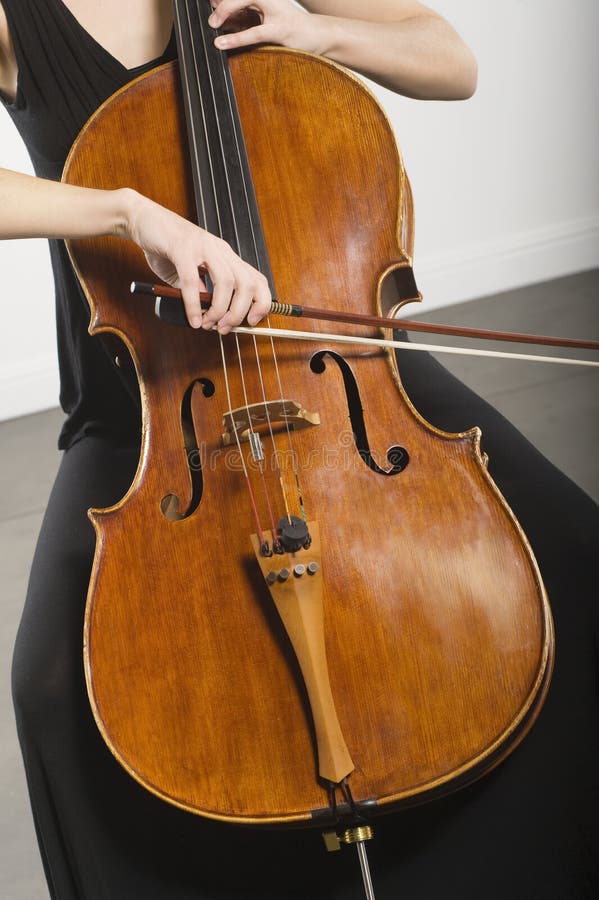 Frau, die ein Cello beugt stockbild. Bild von lebensstil - 29665361