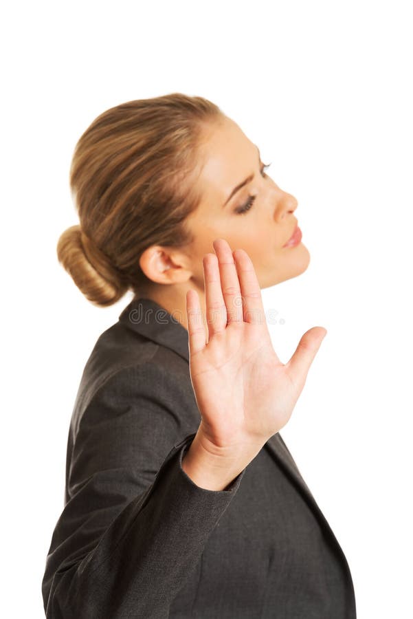 Frau, Die Ein Stoppschild Mit Ihrer Hand Macht Stockbild - Bild von ...