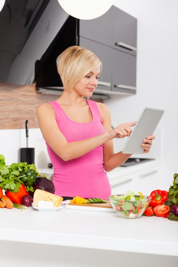 Frau, Die Einen Tablettecomputer Verwendet, Um Zu Kochen Stockfoto ...