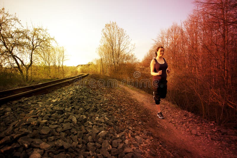 Frau, Die Heraus Auf Das Feld Ausdehnt Stockbild - Bild von park ...