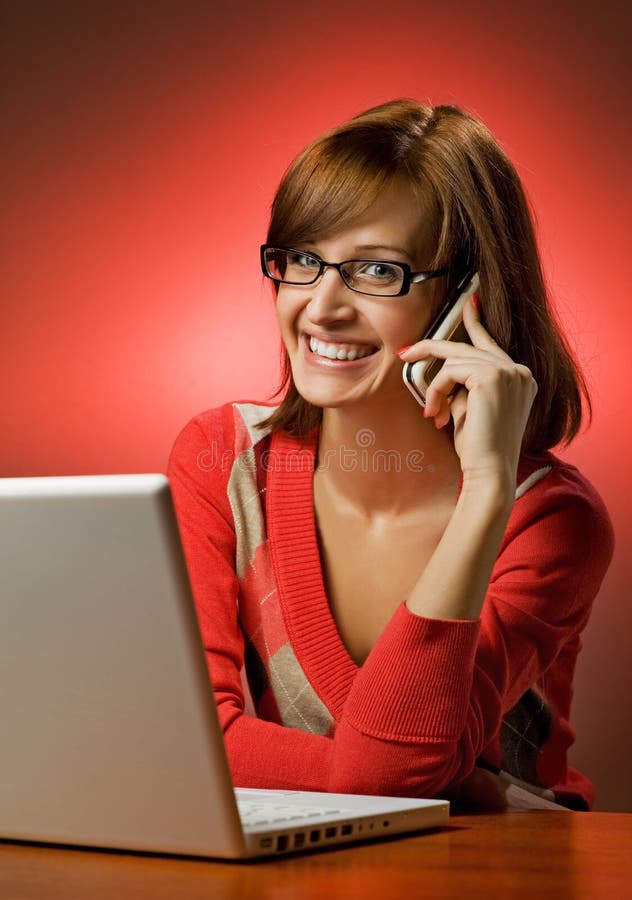 Frau, Die An Ihrem Laptop Arbeitet Bild. Bild: 7726317