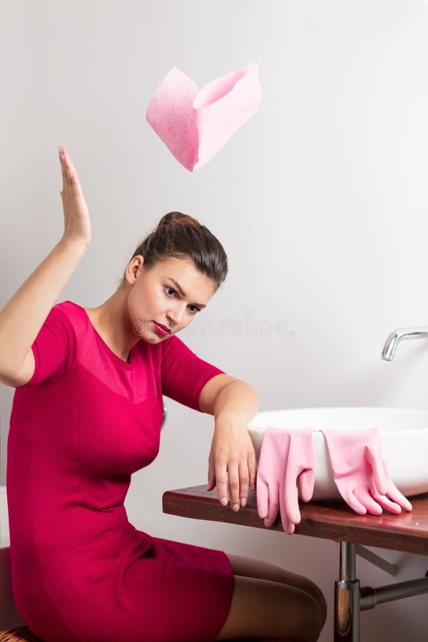 Frau, Die Im Badezimmer Wirft Einen Lappen Sitzt Stockfoto - Bild von ...
