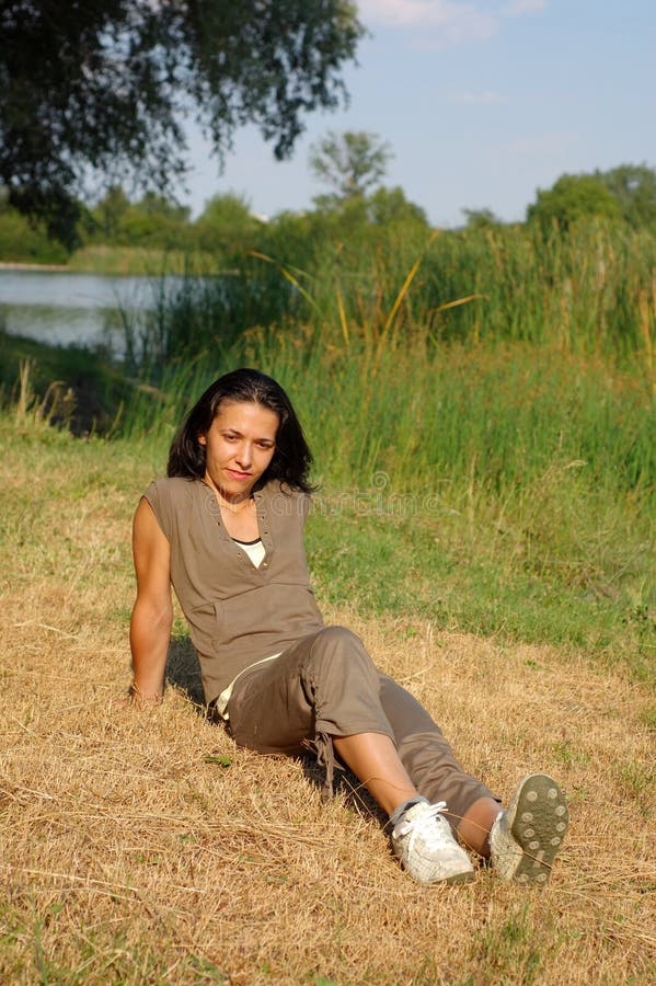 Frau, Die am Park Sich Entspannt Stockfoto - Bild von dame, sitzen: 2798504