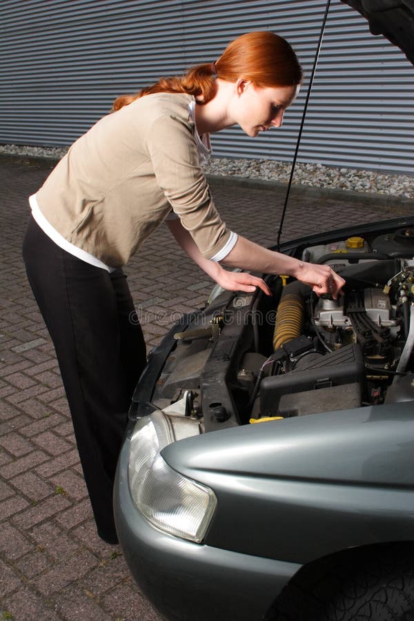 Frau, Die Versucht, Ein Auto Zu Reparieren Stockfoto - Bild von mühe ...