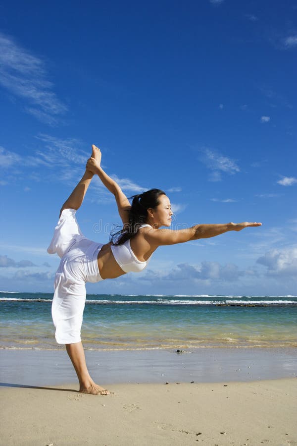 Frau, Die Yoga Auf Strand Tut. Stockbild - Bild von person, matte: 2051491