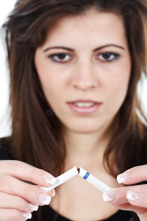 Frau, Die Zigarette in Zwei Bricht Stockbild - Bild von zigarette, jung ...