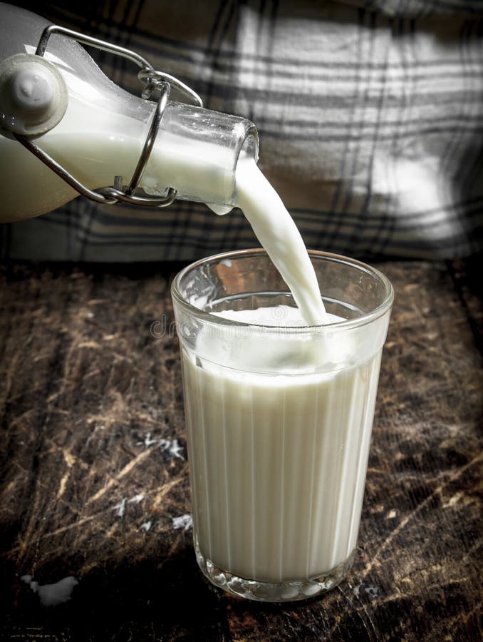 Glas frische Kuhmilch stockfoto. Bild von vitamine, gesund - 36745964
