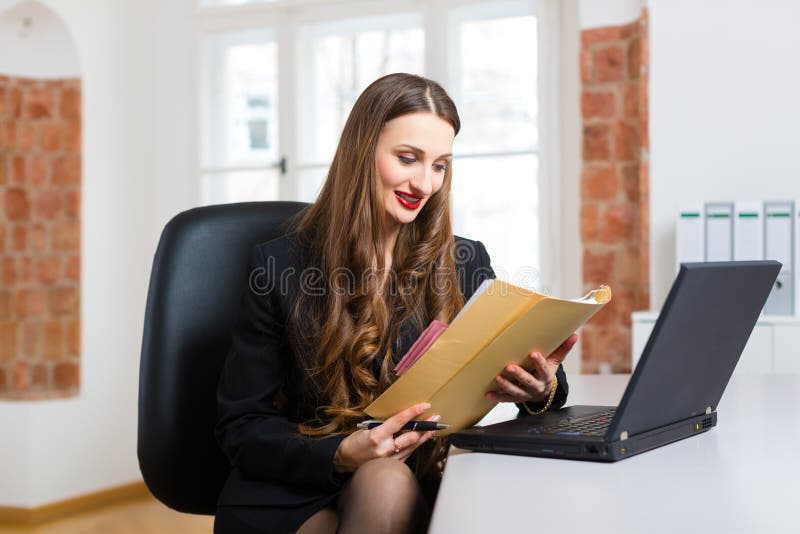 Frau Im Büro, Das Auf Dem Computer Sitzt Stockbild - Bild von computer ...