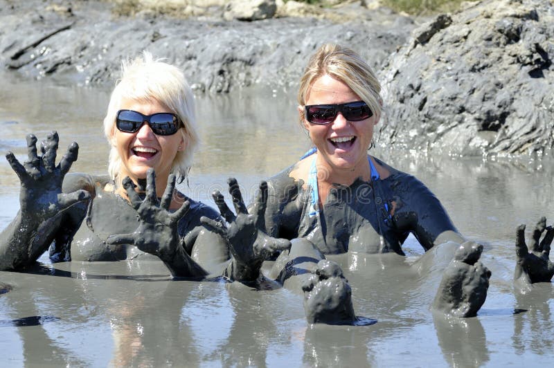Frauen, Die Im Schlamm Baden Stockfoto - Bild von talg, frauen: 6722040