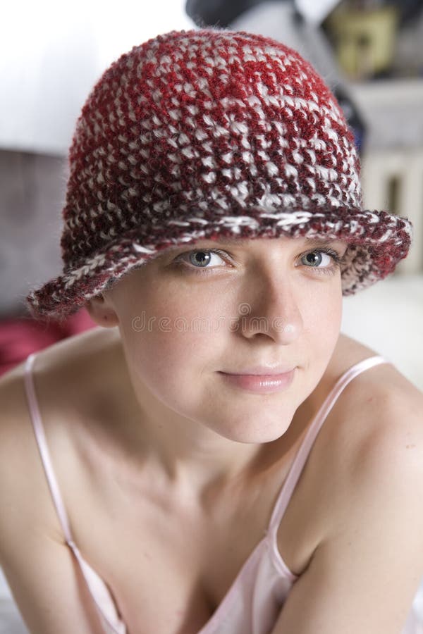 Portrait Einer Jungen Frau in Einem Netten Roten Hut Stockbild - Bild ...