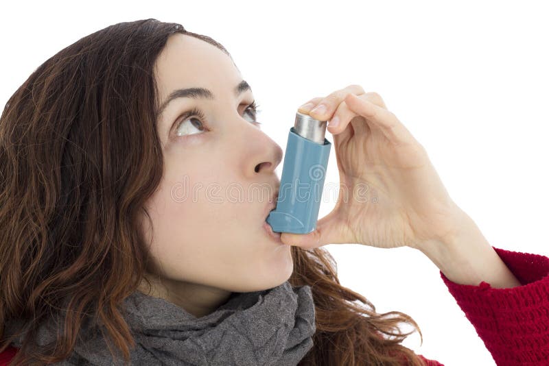 Frau Mit Asthma Unter Verwendung Des Inhalators Stockfoto - Bild von ...