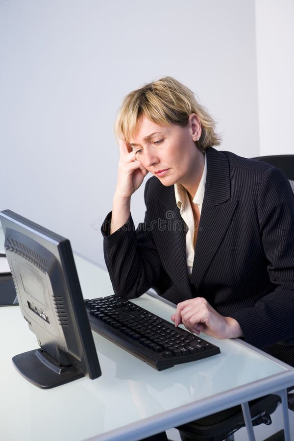 Frau mit Computer stockfoto. Bild von tastatur, geschäft - 5620780