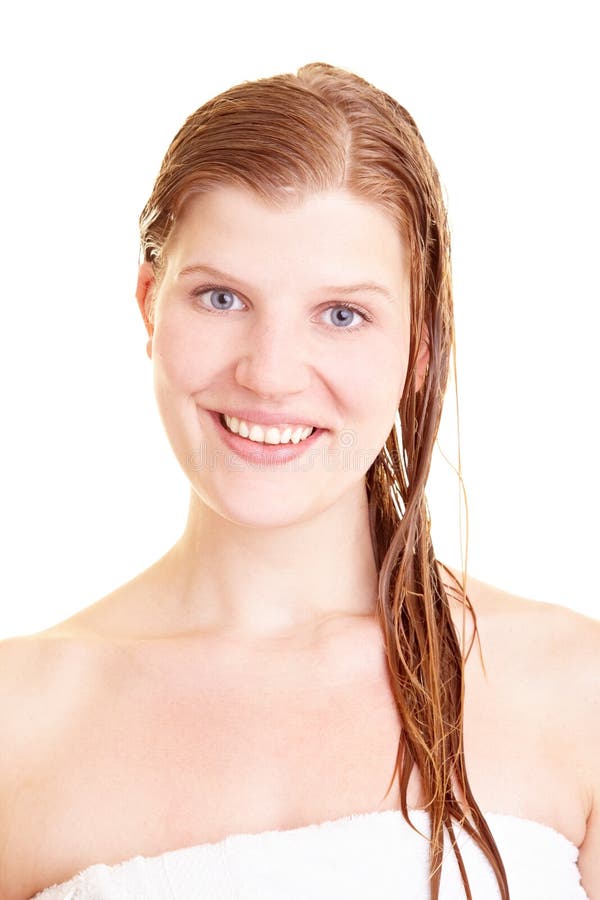 Frau mit dem nassen Haar stockfoto. Bild von haar, europäisch - 197446478
