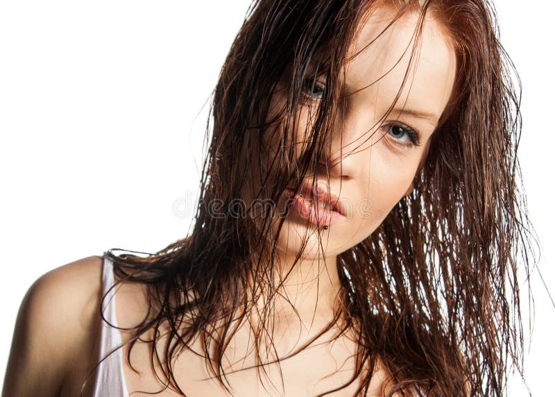 Blondine Mit Dem Nassen Haar Stockfoto - Bild von schön, kaukasisch ...