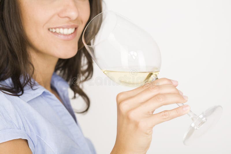 Frau Mit Einem Glas Weißem Wein Stockbild - Bild von hände, europäisch ...